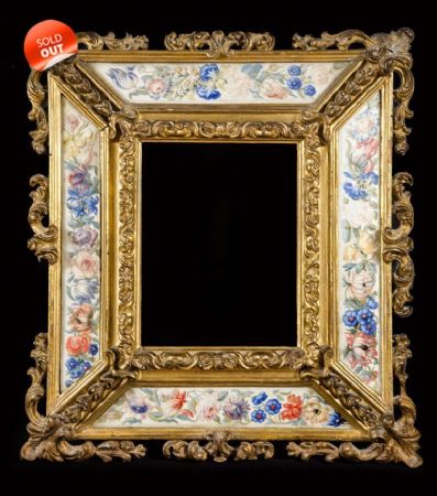 Cornice con in legno dorato e pergamene dipinte a motivi floreali ...