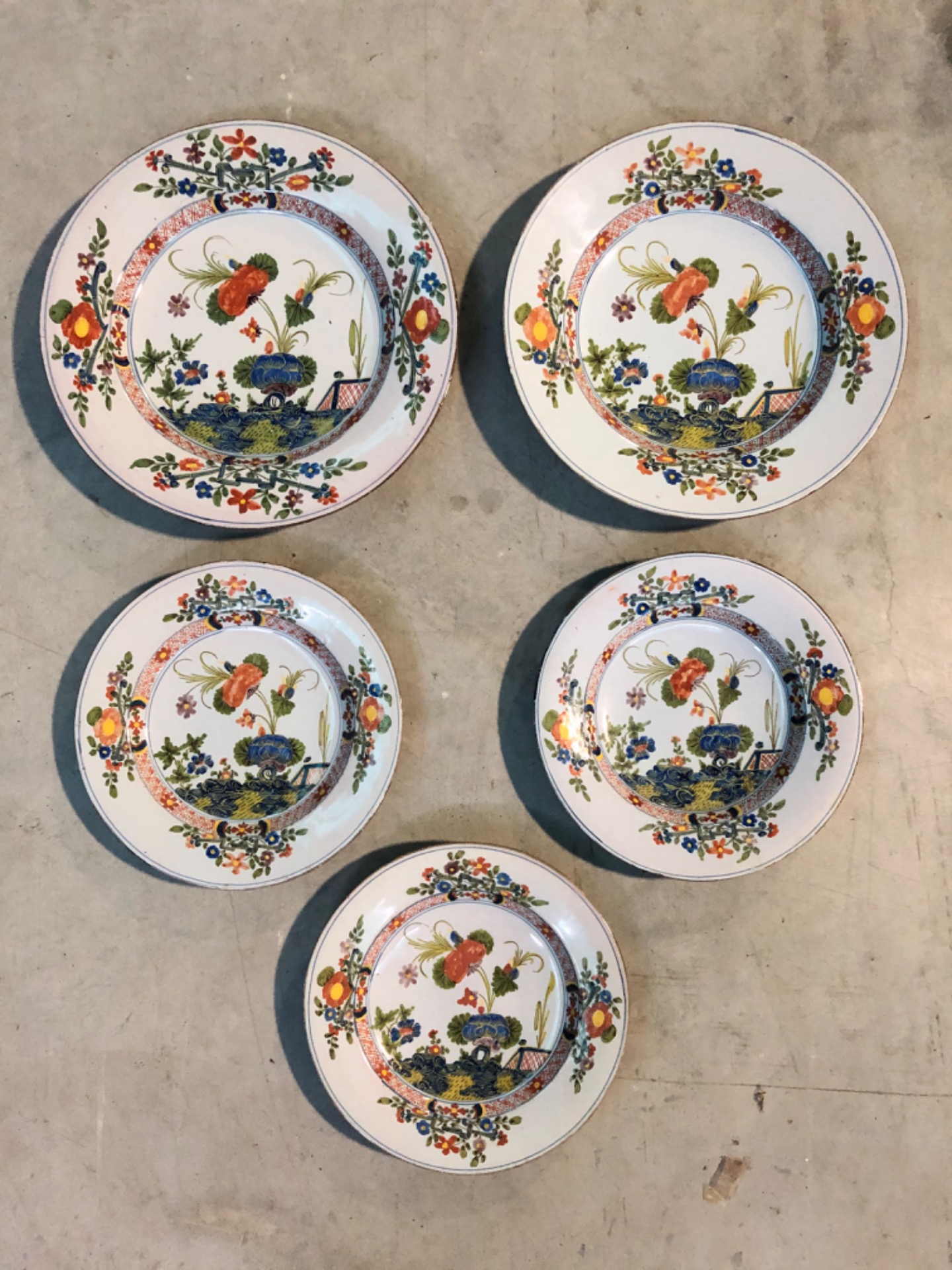 Serie di cinque piatti in maiolica con decoro al ‘garofano’.Manifattura ...