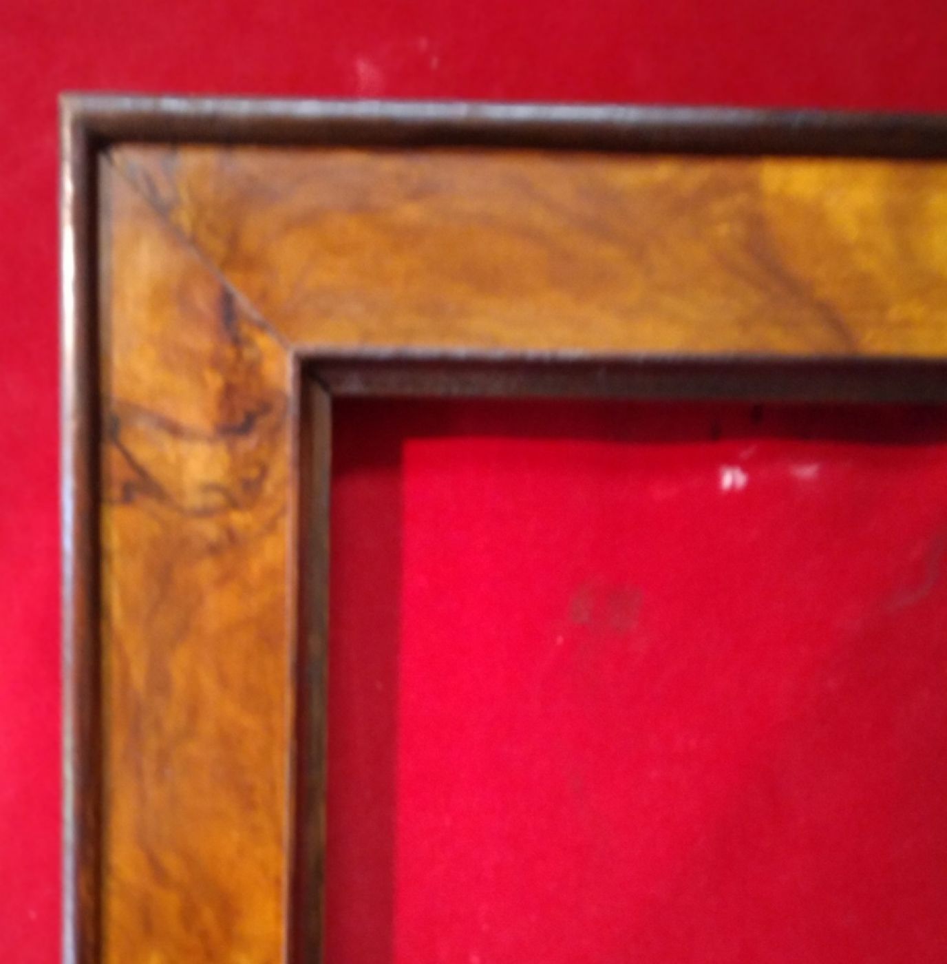 Cornice in legno lastronata in radica di noce.Profili esterno ed ...