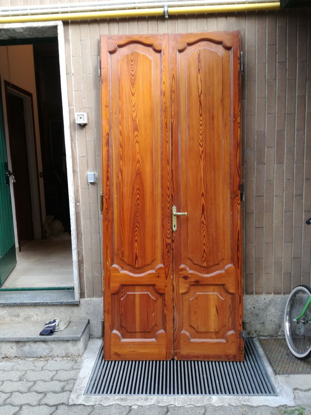 Porta in legno Peec Pay massello a due ante e conpleta di stipite ...