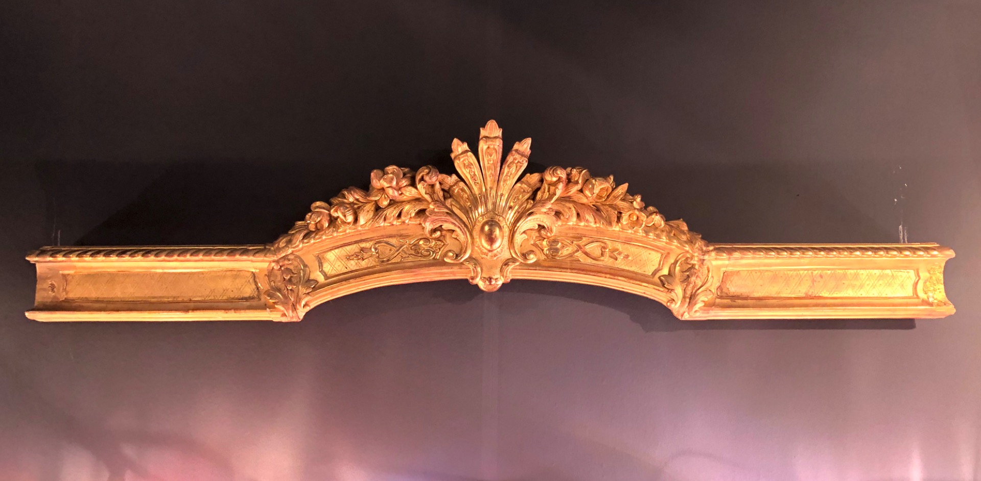 Fregio in legno intagliato con foglia oro ( in origine serviva per ...