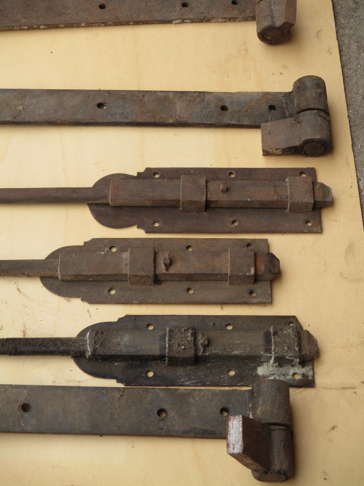 ANTICHE CERNIERE IN FERRO BATTUTO DI UN PORTONE CARRAIO | Antiquariato ...
