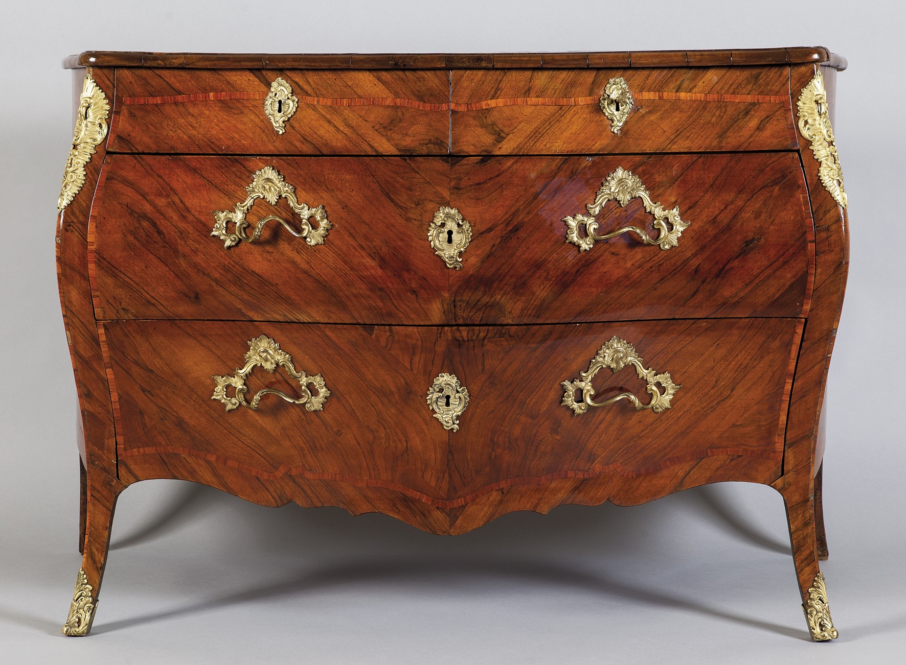 Louis-XV-Kommode mit zwei plus zwei Schubladen, bewegte Front und ...