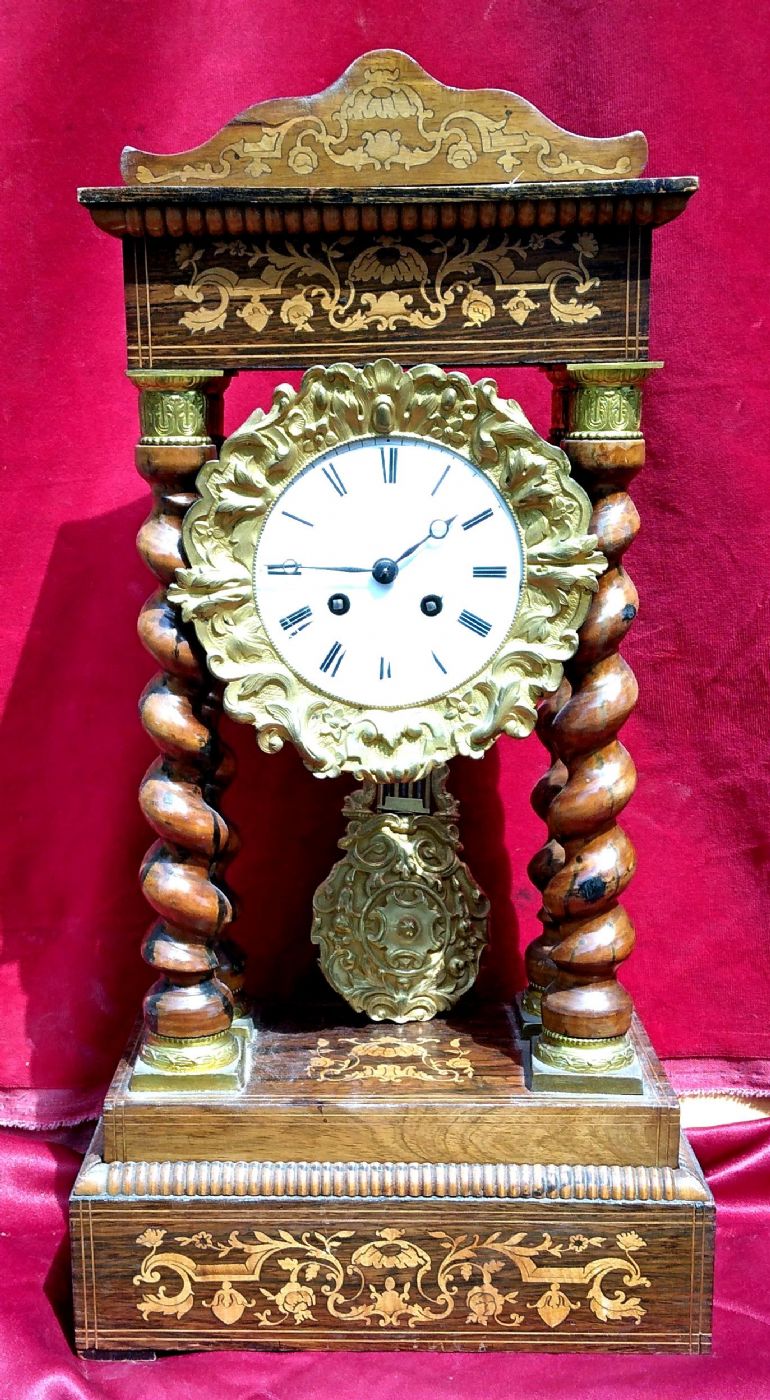 Pendola da tavolo in legno palissandro con intarsi in acero. 4 colonne ...